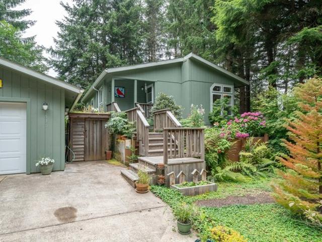 536 NE Alder St, Yachats, OR 97498