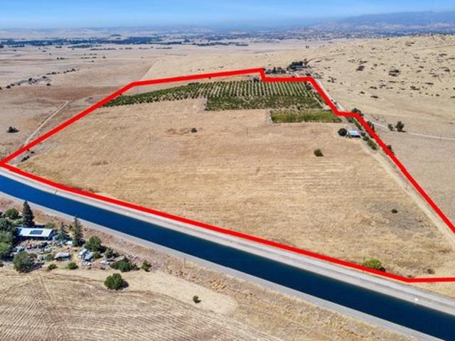 5374 N Zediker Ave, Sanger, CA 93657
