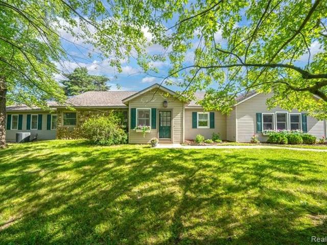 5370 Whipple Lake Rd, Independence, MI 48348