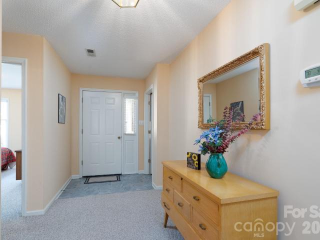 537 Camrose Circle NE