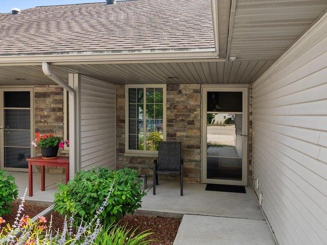 537 Maple Leaf Ct, Manitowoc, WI 54220
