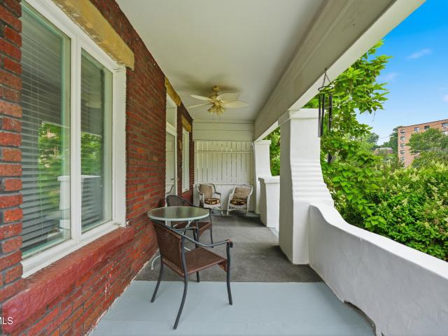 537 Northwest Oak Avenue