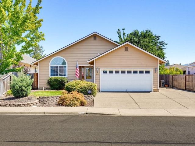 537 SW Wagner Meadows Dr, Grants Pass, OR 97526