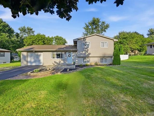 5382 Winell St, Independence, MI 48346