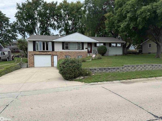 539 E 11th St, Carroll, IA 51401