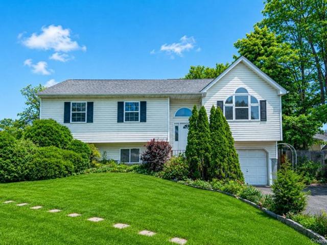 57 Woodycrest Dr, Farmingville, NY 11738