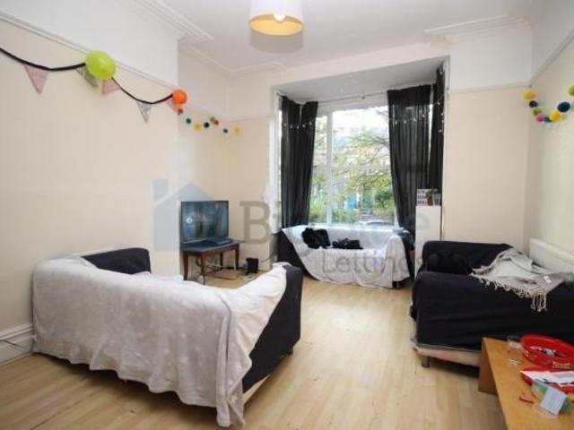 57 Ash Grove, Hyde Park, Leeds LS6 8 bed terraced house to rent £4,507 pcm £1,040 pw
