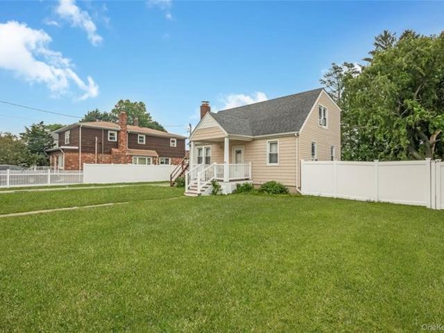 57 Cedar Ave, Farmingdale, NY 11735