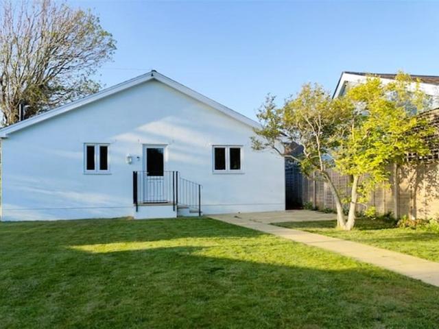 57 Crablands, Selsey, Chichester, West Sussex PO20, 2 bed detached bungalow to rent, £1,450 pcm | PrimeLocation