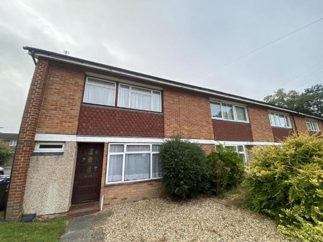 57 Elmbank Avenue Englefield Green. 4 bed house to rent £2,400 pcm £554 pw
