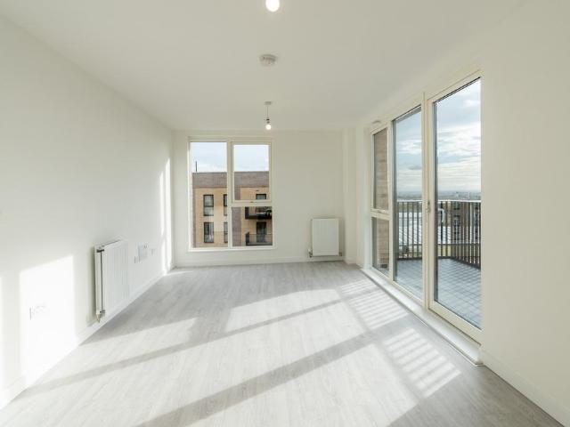57 Farine Avenue, Hayes UB3 2 bed flat to rent £2,200 pcm £508 pw