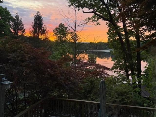 57 Lakeside Dr