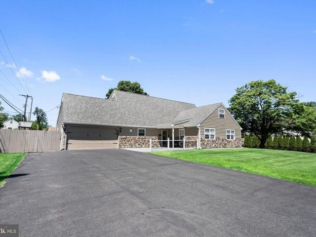 57 Rust Hill Rd, Levittown, PA 19056