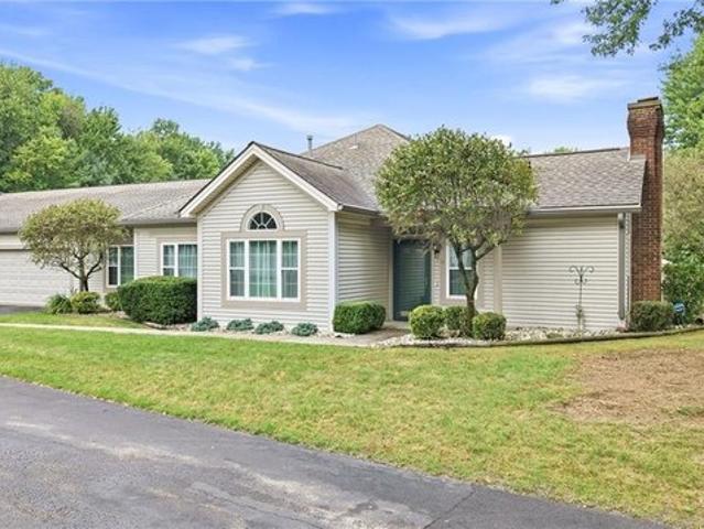 57 Stone Ridge Blvd, Hermitage, PA 16148