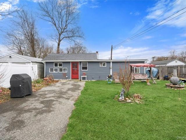 57 Sutton Ct, West Islip, NY 11795