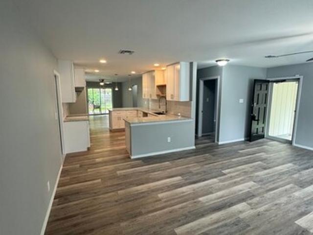 5406 Clover Dr