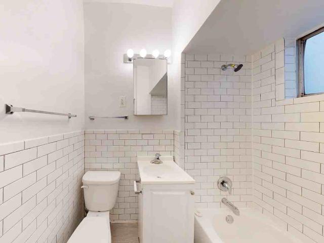 5401 5403 S. Woodlawn Avenue 2 Bedroom Apartment for Rent at 5401 S Woodlawn Ave, Chicago, IL 60615 Hyde Park