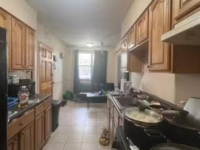 54033900 1150 E 56th St