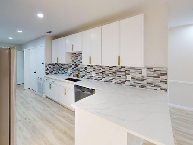 5411 Ledgestone Dr, Fort Worth, TX 76132