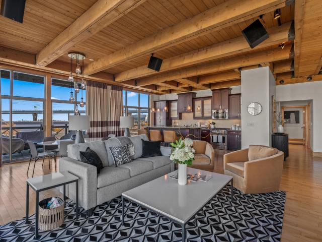 541 E Erie St, Unit 302 2