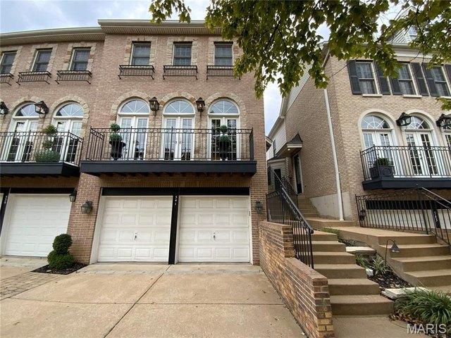 541 N And South Rd, University City, MO 63130