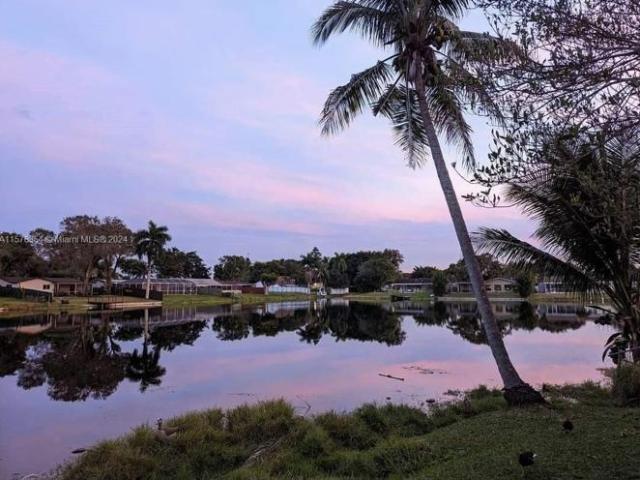 541 NW 99th Way, Pembroke Pines, FL 33024