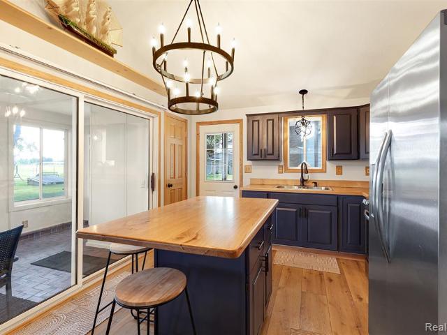 5423 Oakridge Drive