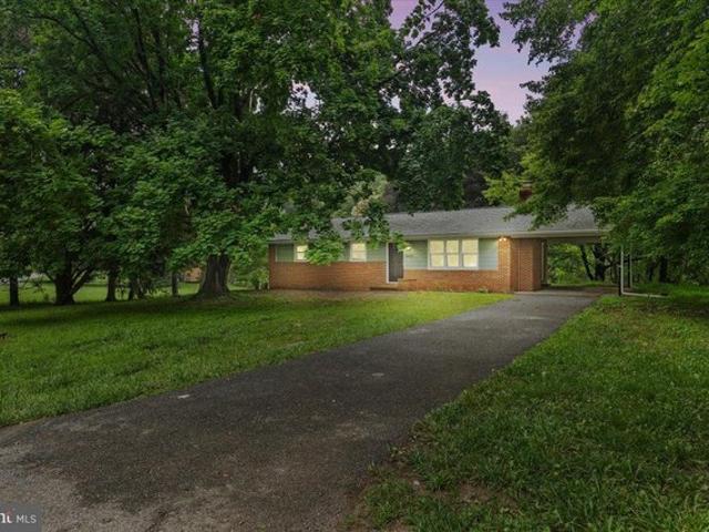 5423 Emerald Dr, Sykesville, MD 21784