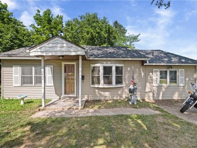 5434 Rosehill Rd, Shawnee, KS 66216