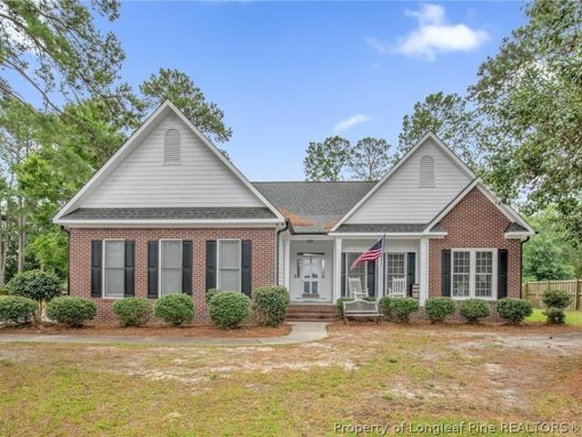 5437 Labrador Dr, Hope Mills, NC 28348
