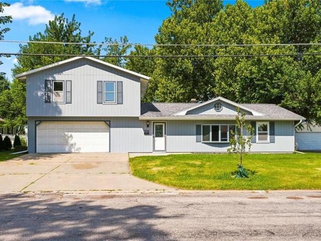 5430 Vermont St SW, Cedar Rapids, IA 52404