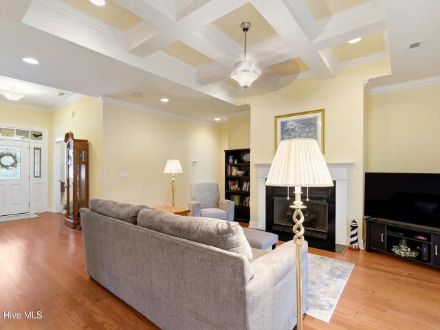 543 Chatham Court NW