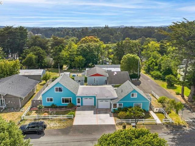 543 Chicago Ave SE, Bandon, OR 97411