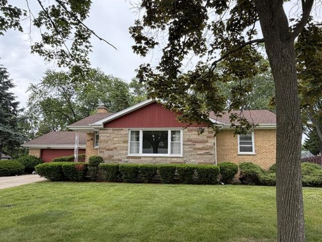 543 Ridge Ave, Elk Grove Village, IL 60007