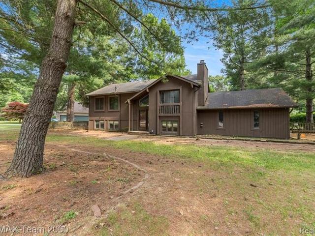 5445 Pine View Dr, Ypsilanti, MI 48197