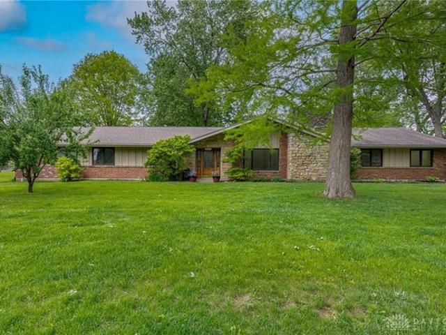 5440 Royalwood Dr, Centerville, OH 45429