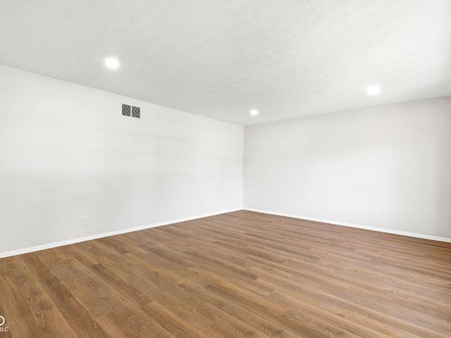 5441 N Kenmore Road
