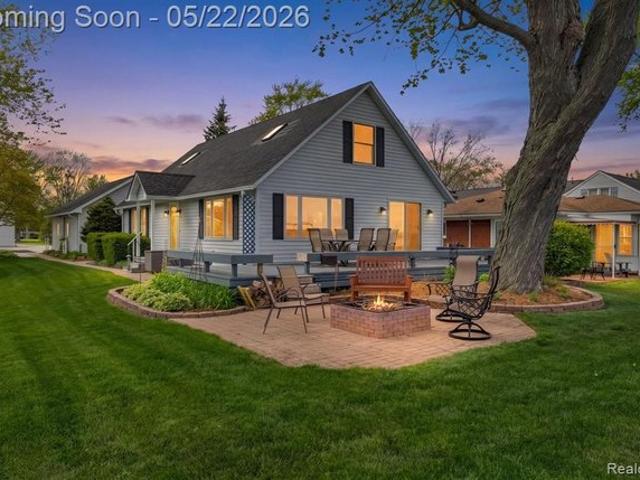 5441 Pointe Dr, East China Township, MI 48054