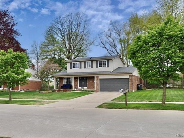 5443 English Dr, Troy, MI 48085