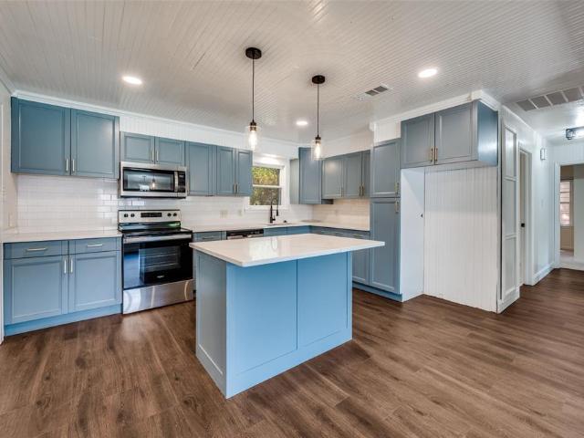 544 NW King St, Burleson, TX 76028 | MLS #21235 | Compass