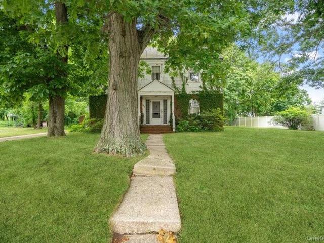 544 S Wellwood Ave, Lindenhurst, NY 11757