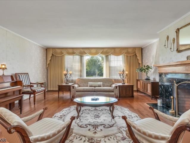 544 W 8Th St