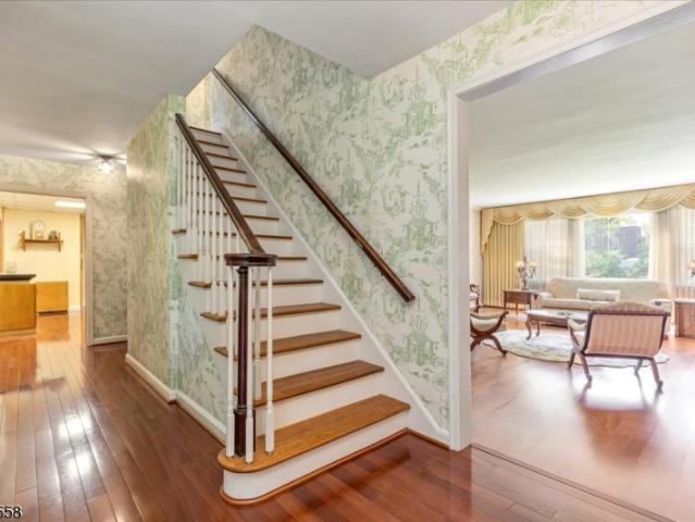 544 W 8Th St