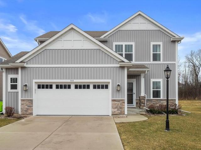 544 Wild Oak Rd, Hartland, WI 53029