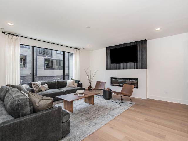544A Rosedale Ave # 11