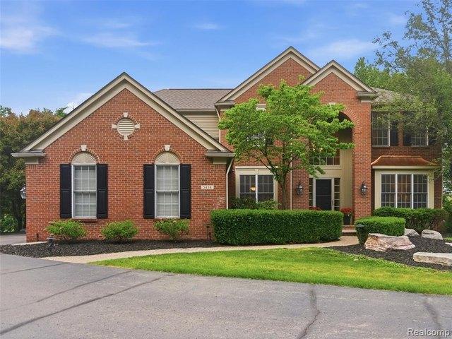 5454 Creekmonte Dr, Oakland Township, MI 48306