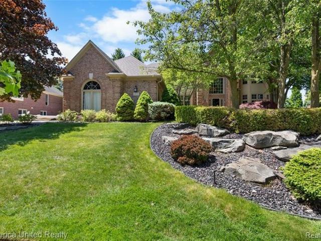 54501 Salem Dr, Shelby Township, MI 48316