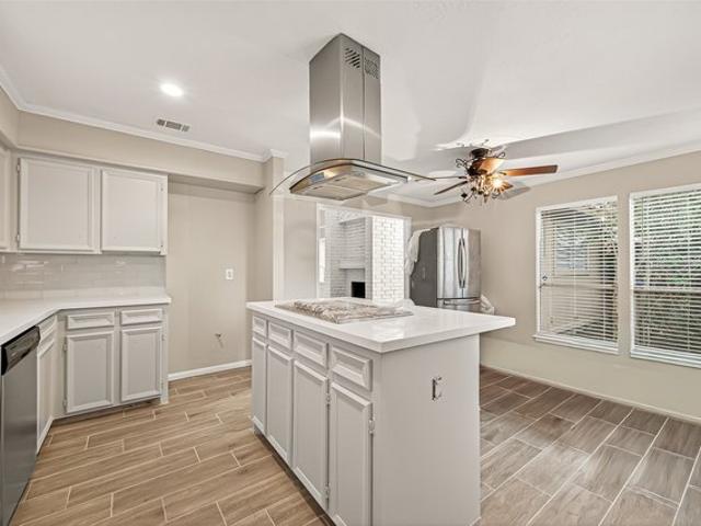 5451 Oakhaven Ln, Houston, TX 77091