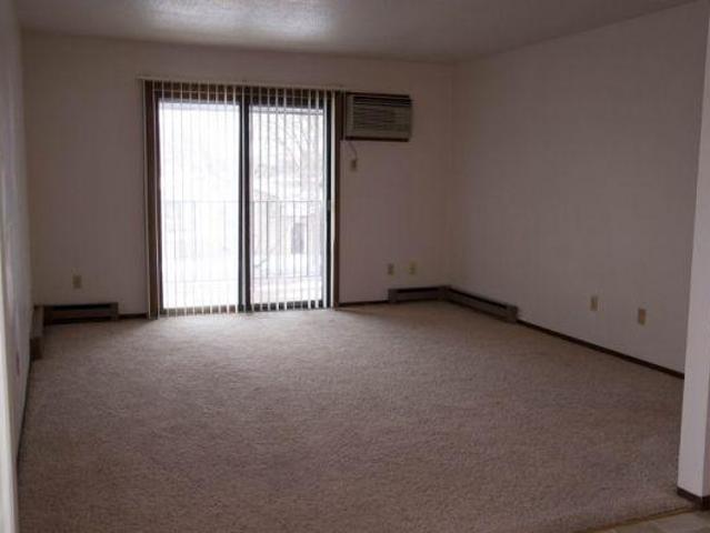 $545 / 2br GREAT 2 BEDRM WITH DOUBLE GARAGE, AVAILABLE NOW! SOUTH FARGO