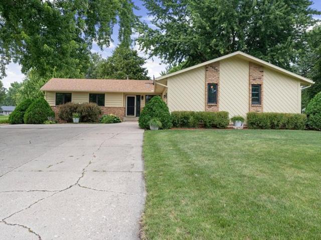 545 Crestview Ln, Owatonna, MN 55060